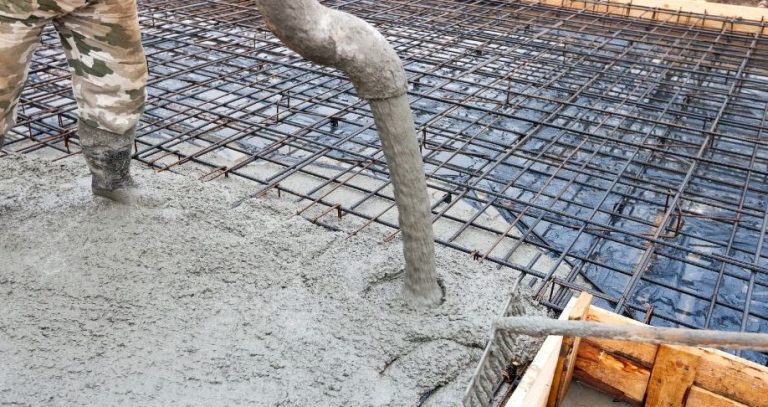 Comment mélanger du béton prêt à l'emploi efficacement