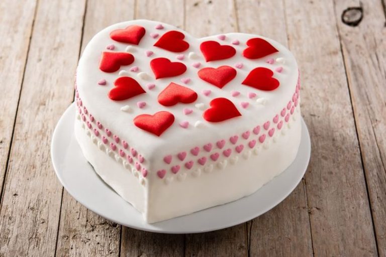 Comment utiliser le fondant tout prêt pour décorer vos gâteaux